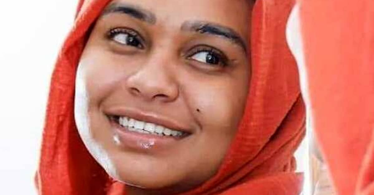 ممثلة سودانية تبكي بعد مشهد ظهر فيه أجزاء حساسة من جسدها