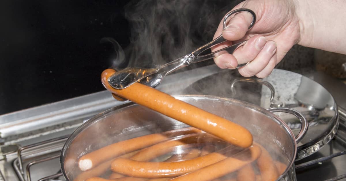 Here's Why You Should Never Bother Boiling (Or Parboiling) Hot Dogs Here's Why You Should Never Bother Boiling (Or Parboiling) Hot Dogs